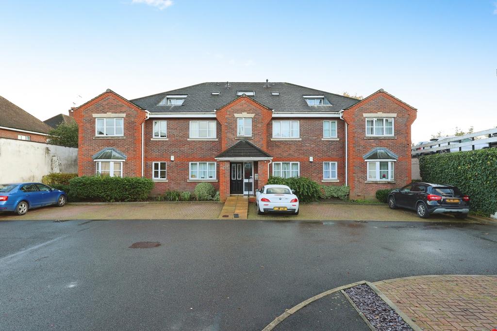 Amelia Close, W3 2 bed maisonette - £1,850 pcm (£427 pw)