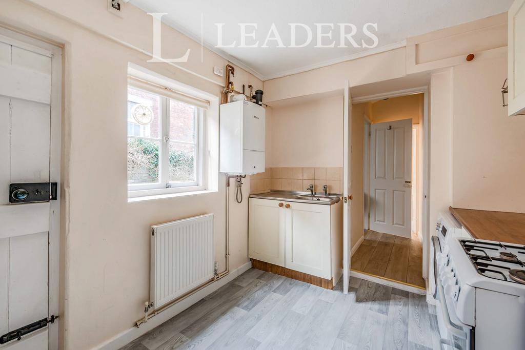 Denne Road, Horsham 3 bed maisonette - £1,350 pcm (£312 pw)