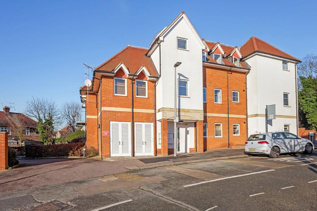 Roding Avenue, Woodford Green, IG8 2 bed flat - £1,800 pcm (£415 pw)