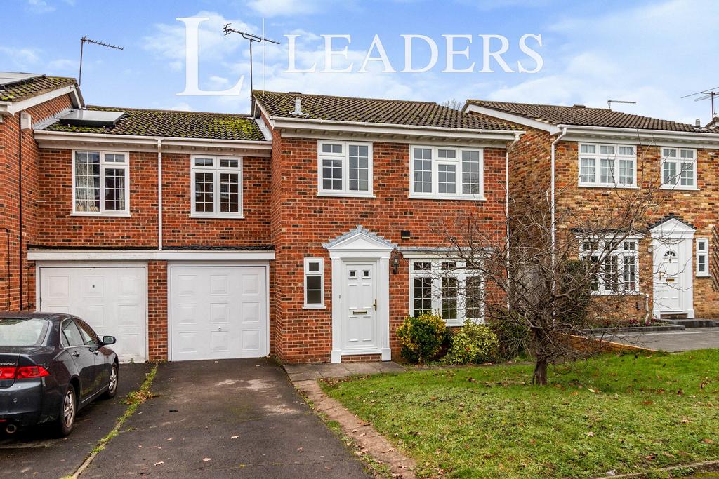 Hillcrest, Weybridge, KT13 4 bed link detached house - £2,500 pcm (£577 pw)