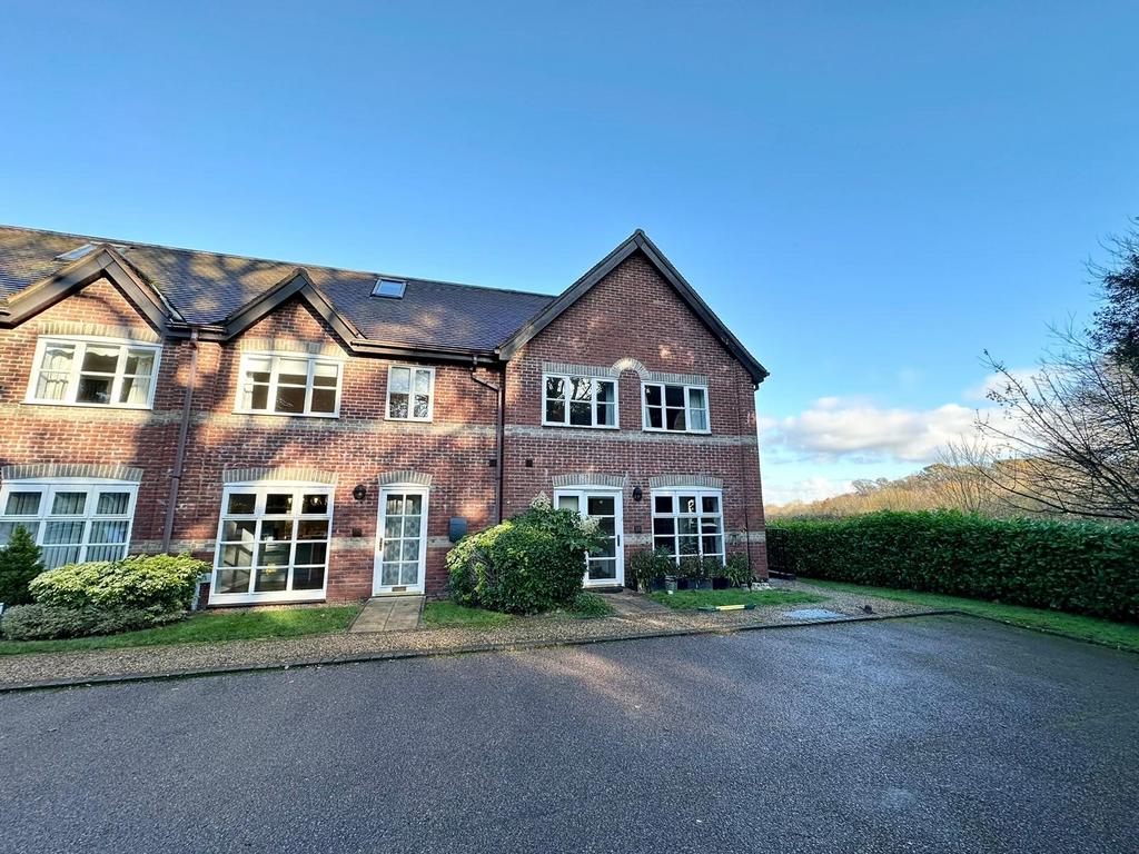 Whitlingham Hall, NR14 4 bed semi-detached house - £2,000 pcm (£462 pw)