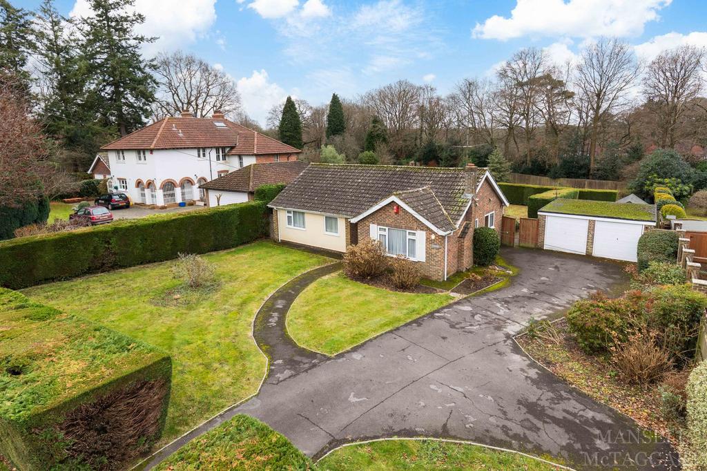 Copthorne, Crawley RH10 3 bed detached bungalow for sale - £700,000