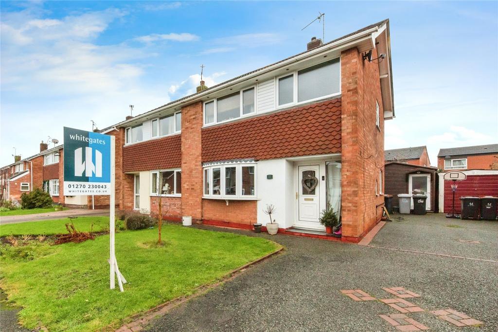 Oak Tree Drive, Crewe, Cheshire, CW1 3 bed semi-detached house - £210,000