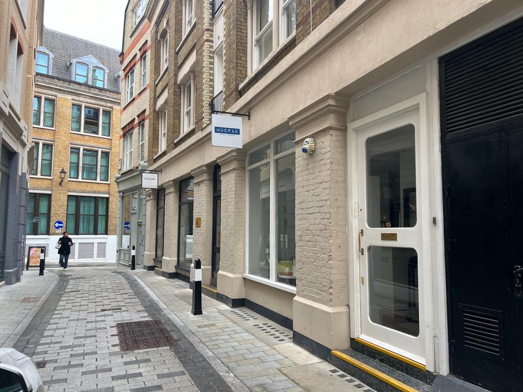 Ludgate Square, London, EC4M Shop - £2,100 pcm (£485 pw)