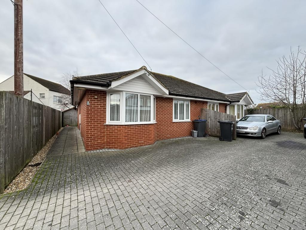 Oliver Drive Whitstable CT5 2 bed detached bungalow - £1,100 pcm (£254 pw)