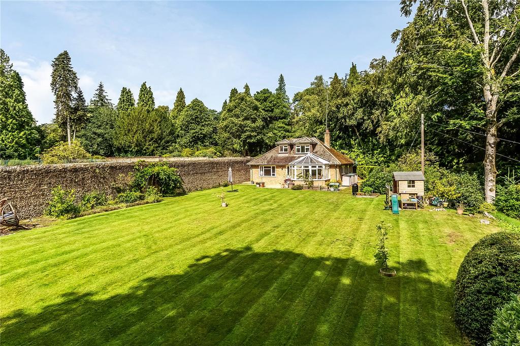 Charles Hill, Tilford, Farnham... 4 bed detached house for sale - £995,000