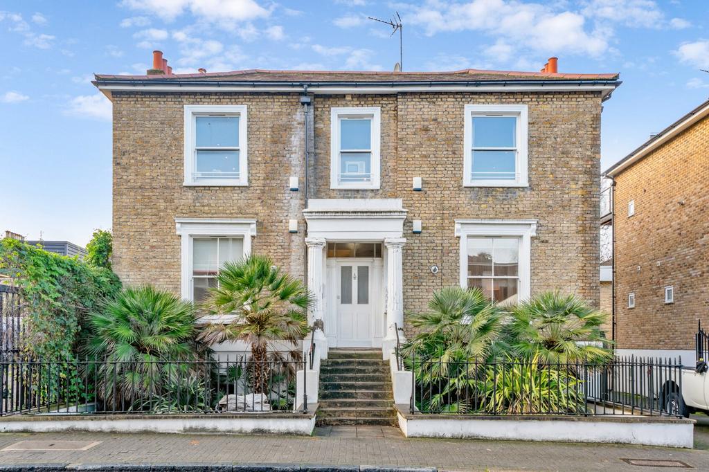 Balham Grove, London, SW12 1 bed apartment - £450,000