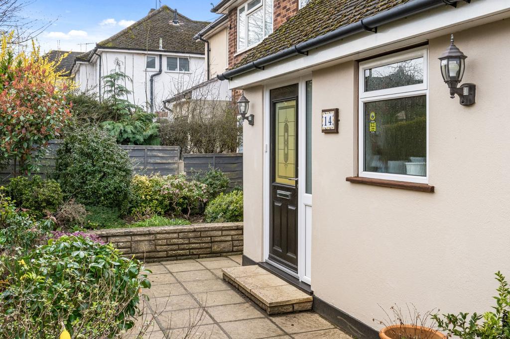 Chantry Close, Bishop's Stortford... 3 bed semi-detached house - £600,000