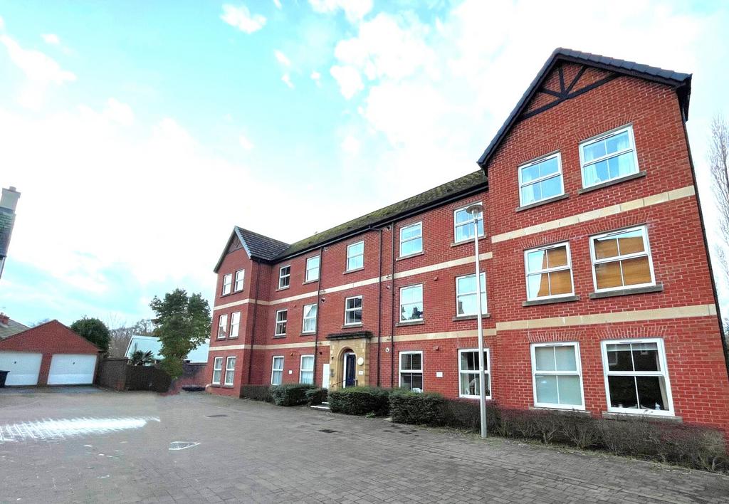 Popham Close, Tiverton, Devon, EX16 2 bed flat for sale - £220,000
