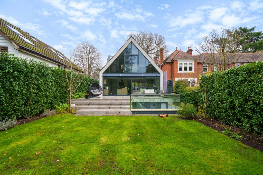 Heath Road, Weybridge, KT13 4 bed detached house for sale - £1,650,000