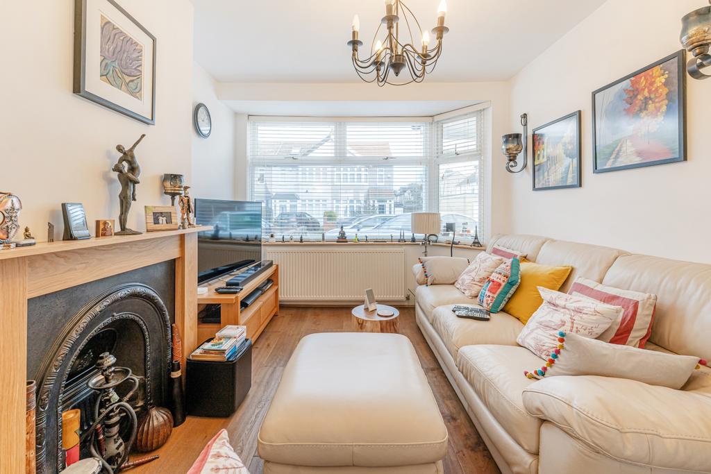 Waverley Road, Rainham, RM13 3 bed end of terrace house - £425,000