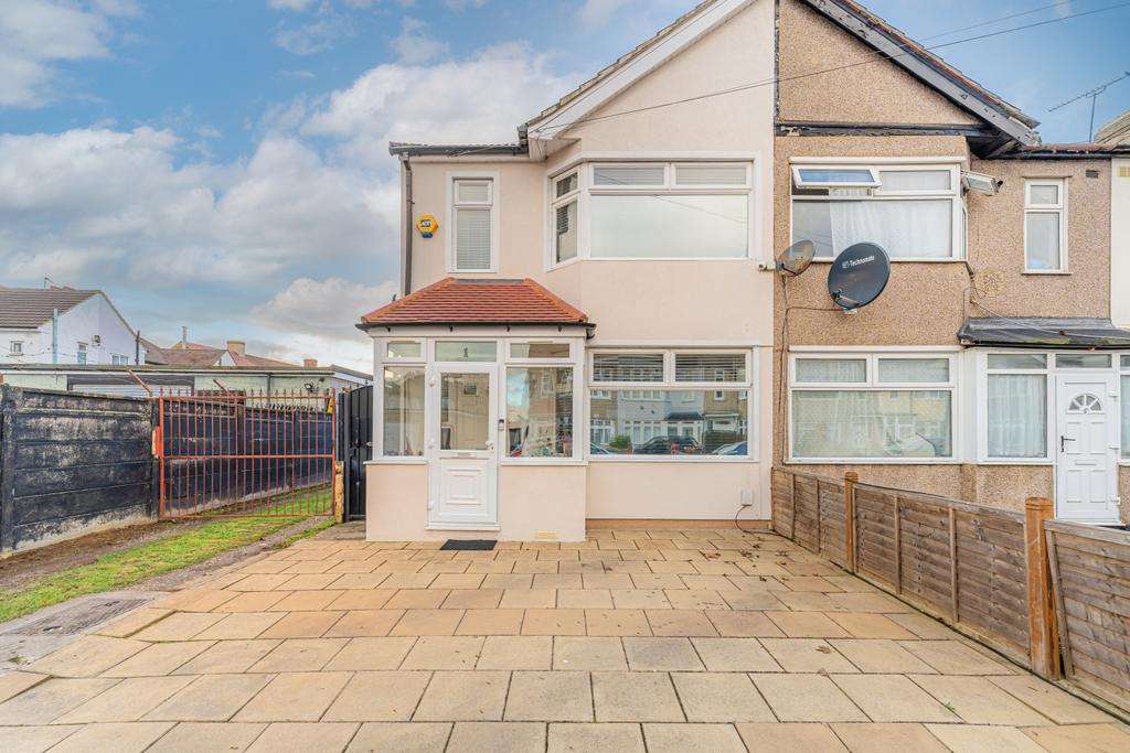 Waverley Road, Rainham, RM13 3 bed end of terrace house - £425,000