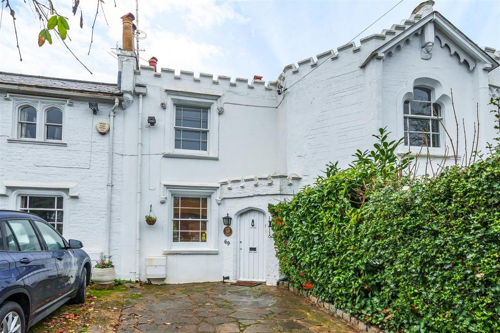 High Street, Bushey WD23 2 bed cottage - £450,000