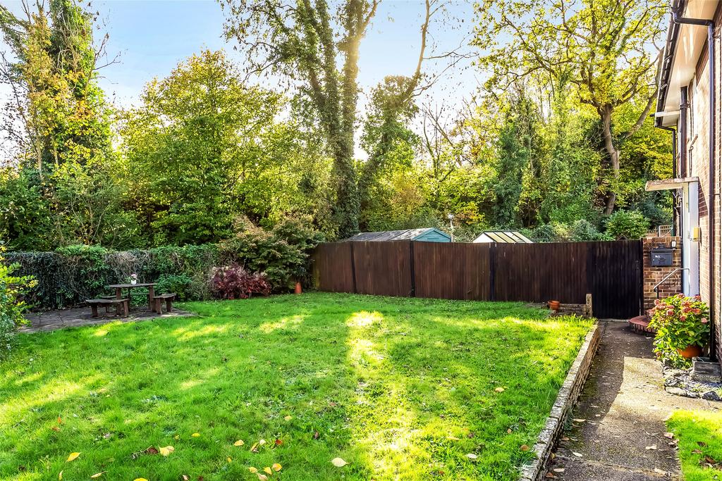 Swan Mill Gardens, Pixham, Dorking, Surrey, RH4 2 bed maisonette for ...