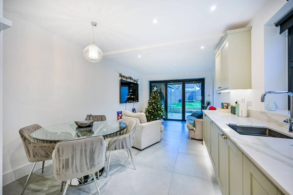 Cheam Common Road, Worcester Park, KT4 3 bed semi-detached house for ...