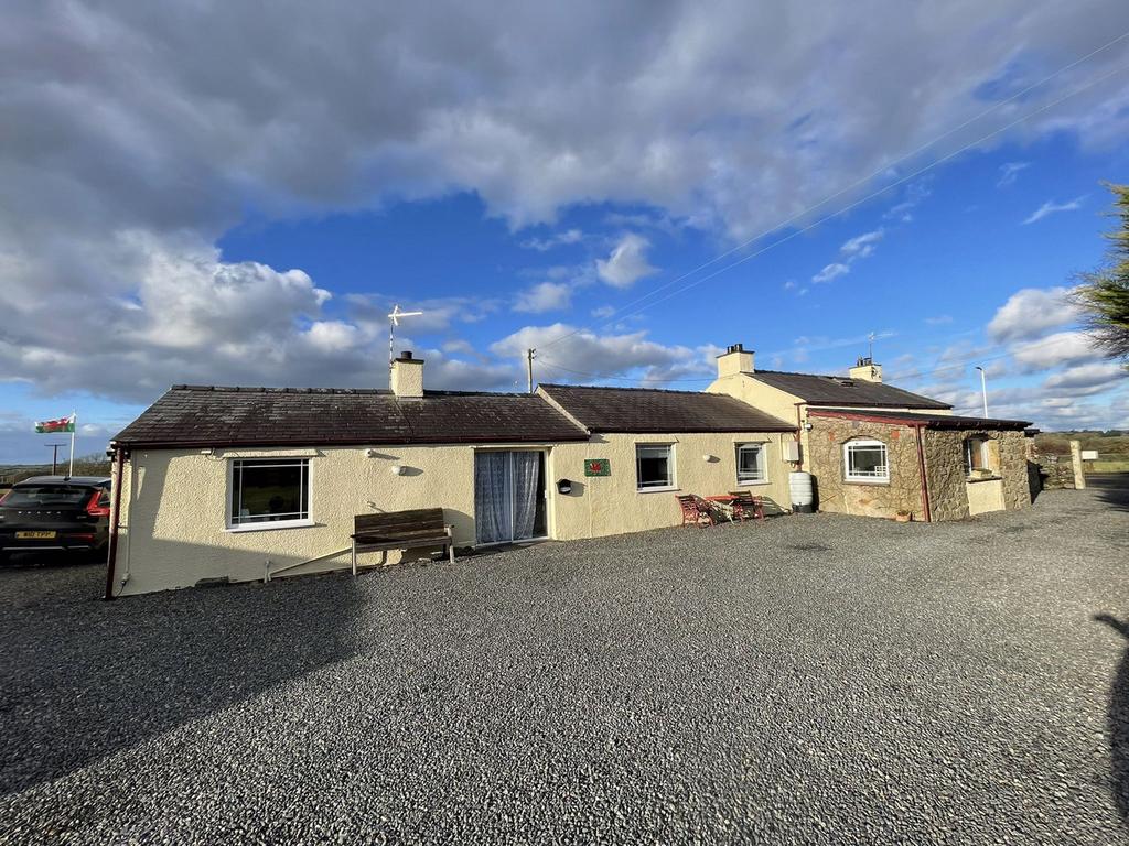 Rhosmeirch, Llangefni, LL77 3 bed detached bungalow for sale - £465,000