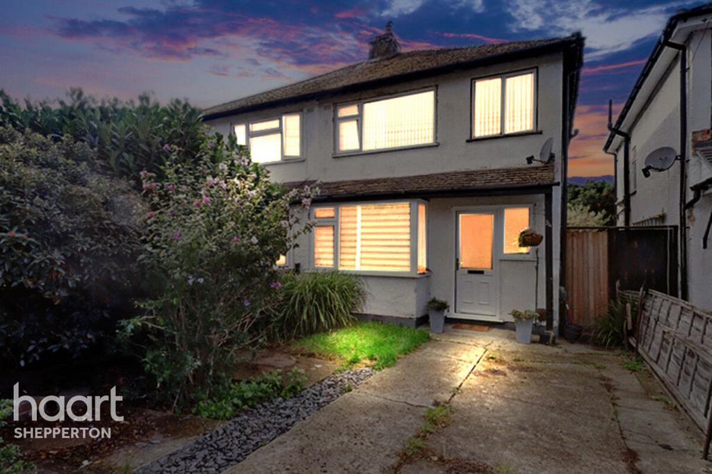 Spelthorne Lane, ASHFORD 3 bed semi-detached house - £400,000