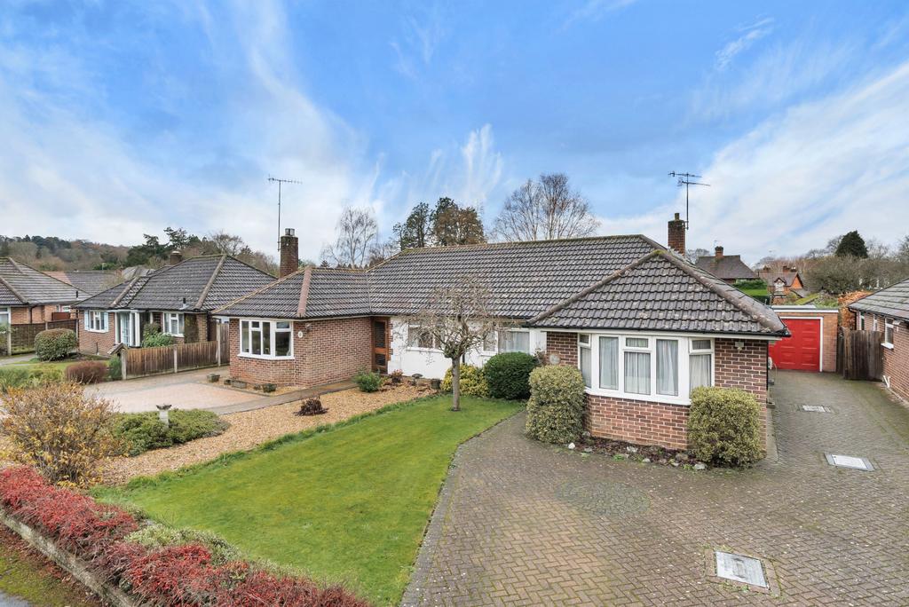Halfpenny Close, Chilworth, GU4 2 bed bungalow - £550,000