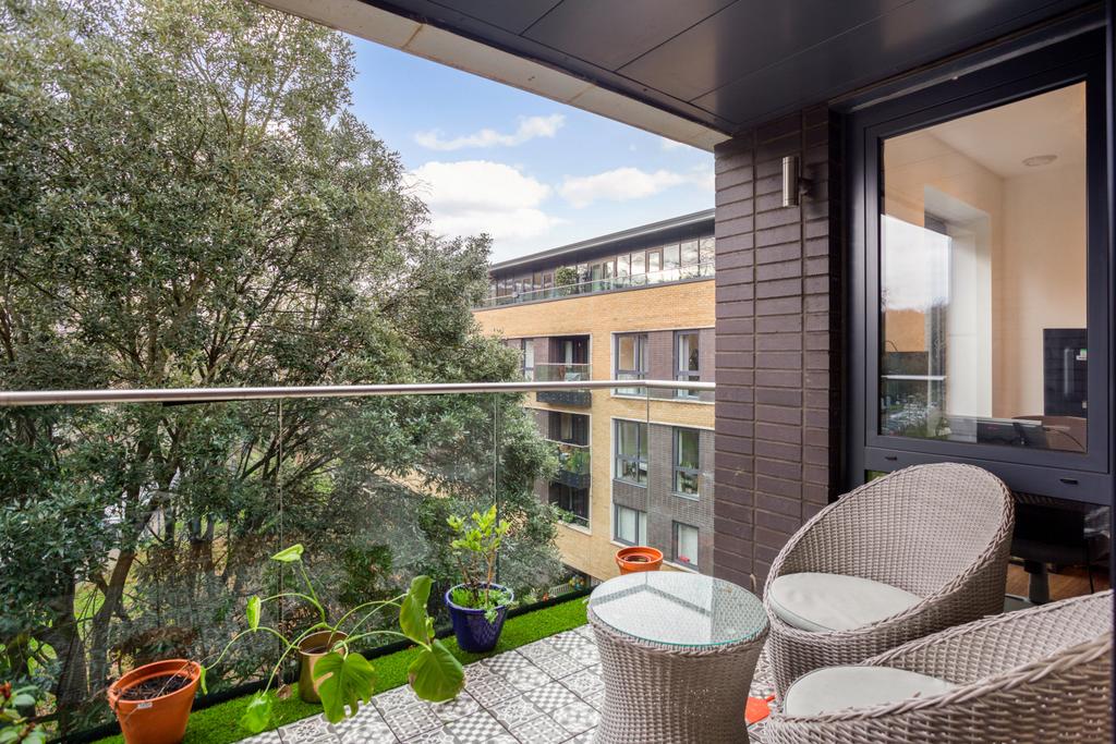 Pipit Drive, Putney, London, SW15 2 bed apartment - £600,000
