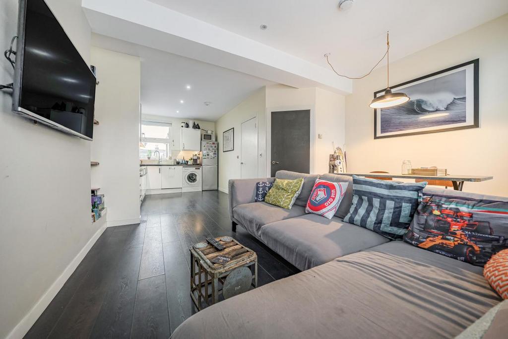 Sellincourt Road, Tooting 3 bed flat for sale - £575,000