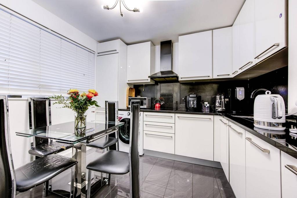 Lampeter Square, Hammersmith, London, W6 3 bed flat - £520,000