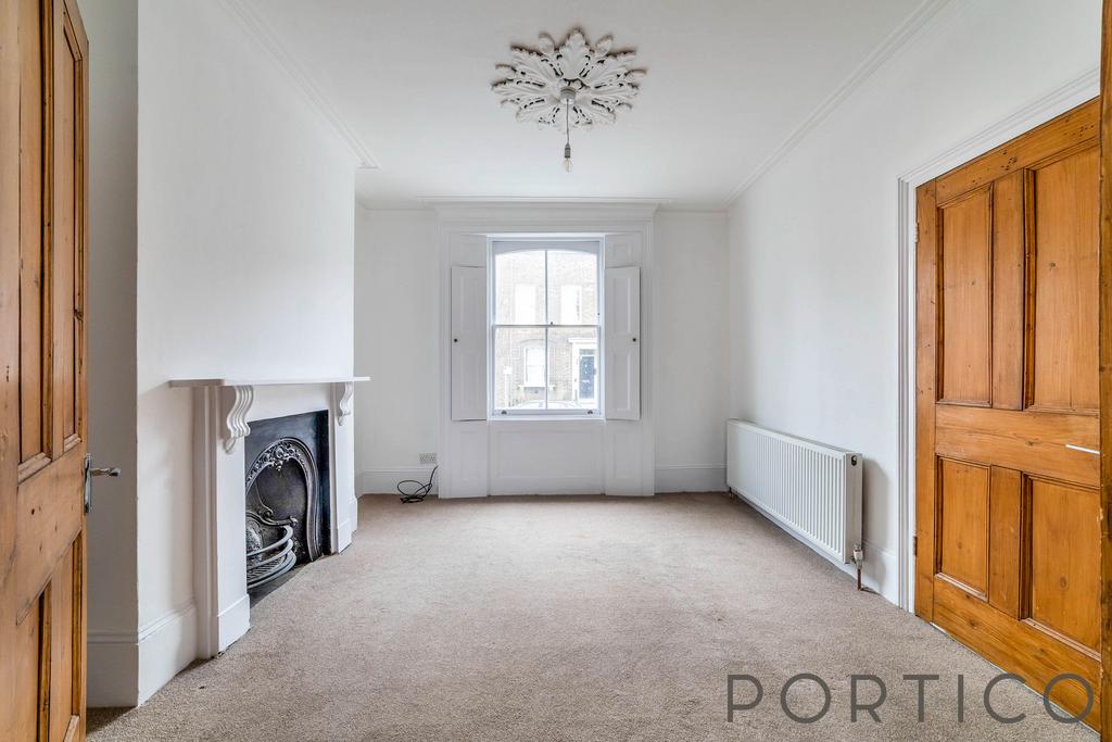 Ellesmere Road | Victoria Park | E3 3 bed terraced house - £2,900 pcm (£669 pw)