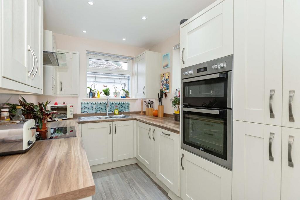 Howard Road, Sompting, Lancing 2 bed semi-detached bungalow - £360,000