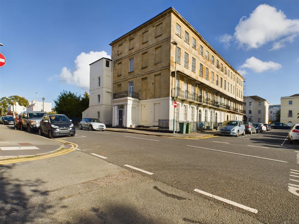 Berkeley Place, Cheltenham, GL52 6DB 1 bed flat for sale - £150,000
