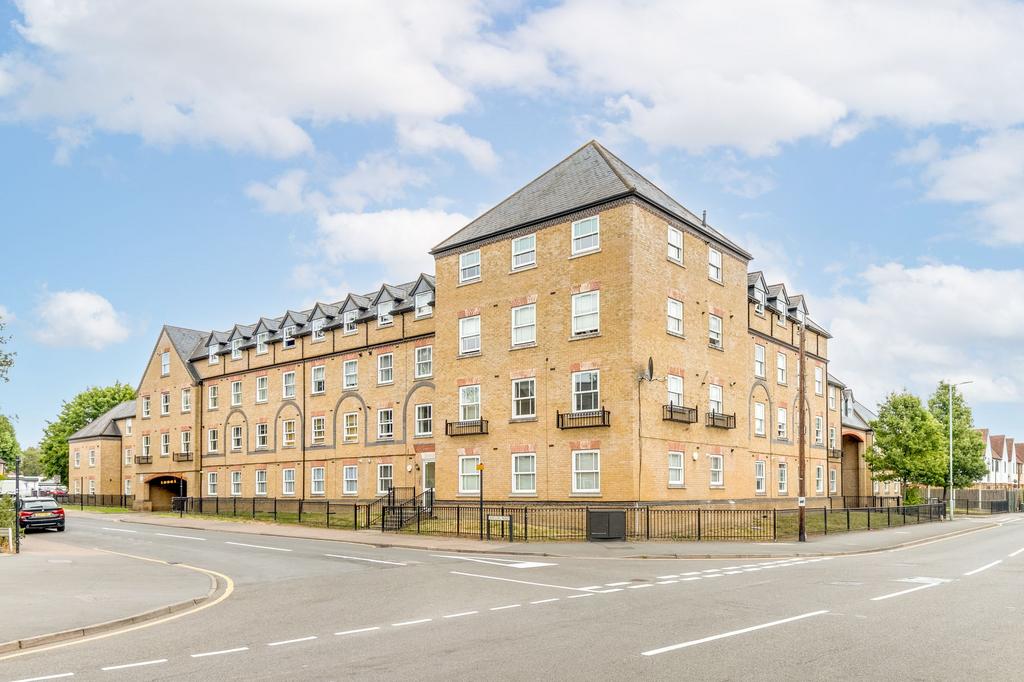 Bowsher Court, Ware SG12 2 bed flat - £260,000