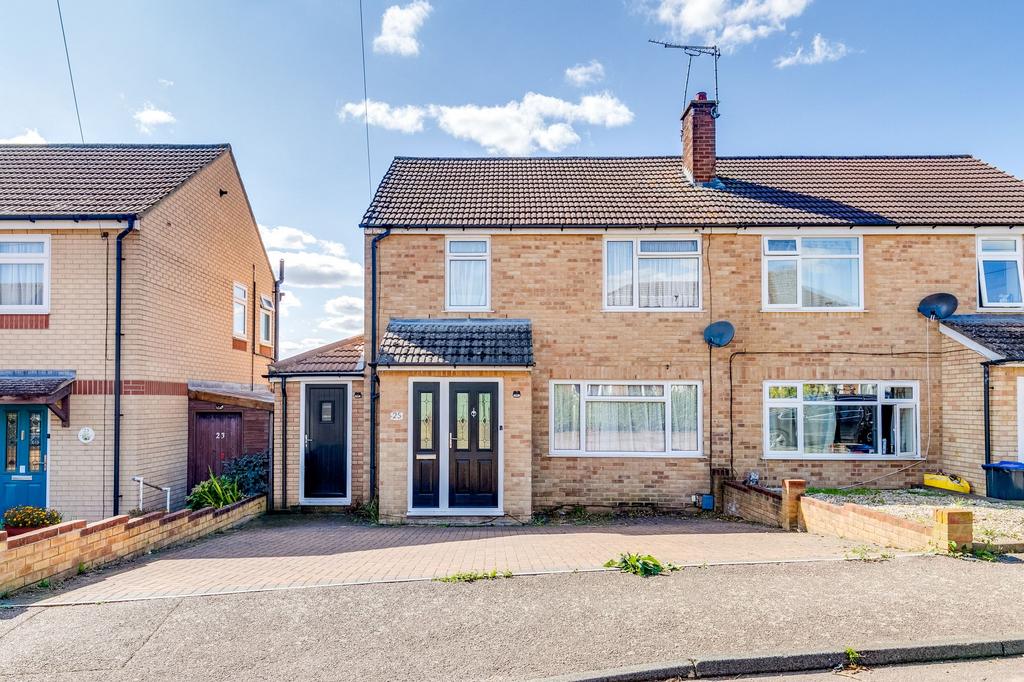 Cozens Road, Ware SG12 3 bed semi-detached house - £465,000