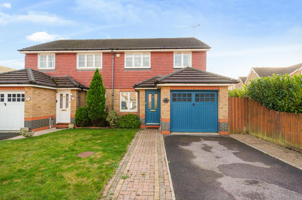 Russell Close, Bracknell, Berkshire 3 bed semi-detached house - £465,000