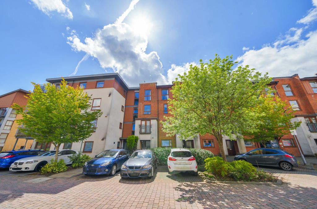 Commonwealth Drive, Crawley, West Sussex 2 bed apartment - £240,000