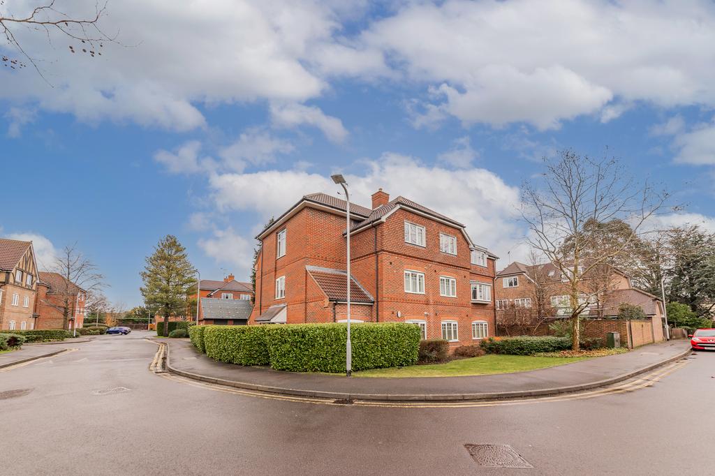 Ashdene Gardens, Reading, Berkshire 2 bed apartment - £270,000