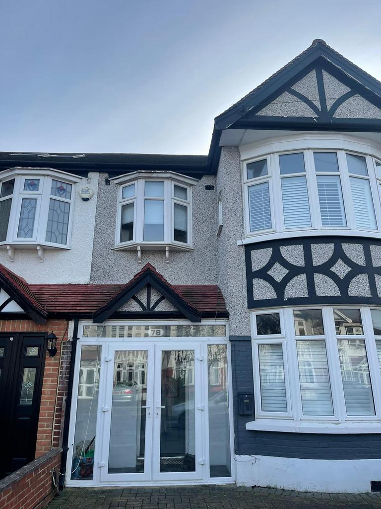 Highwood Gardens, Ilford,IG5 0AB 3 bed detached house - £2,800 pcm (£ ...