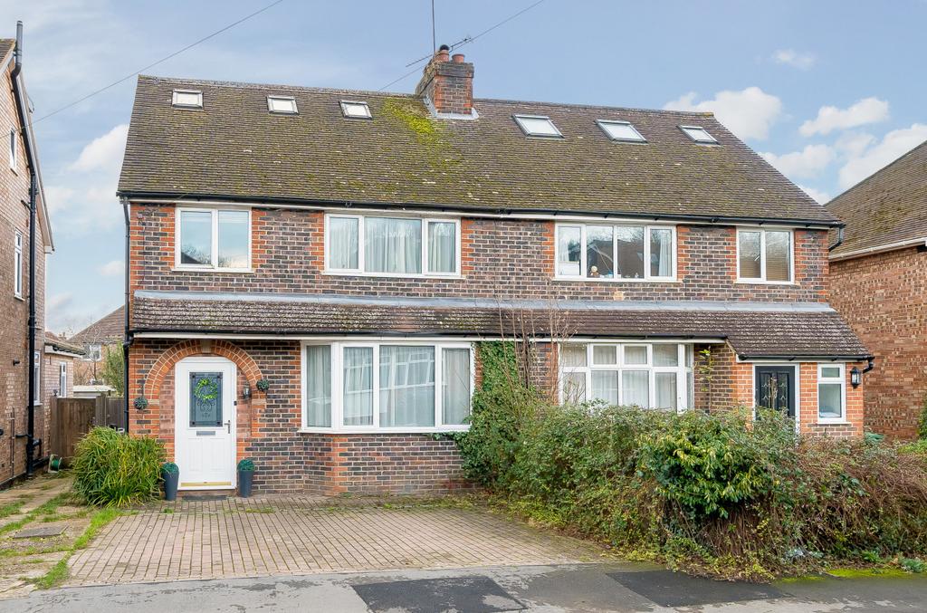 Rydes Avenue, Guildford, Surrey, GU2 4 bed semi-detached house - £550,000
