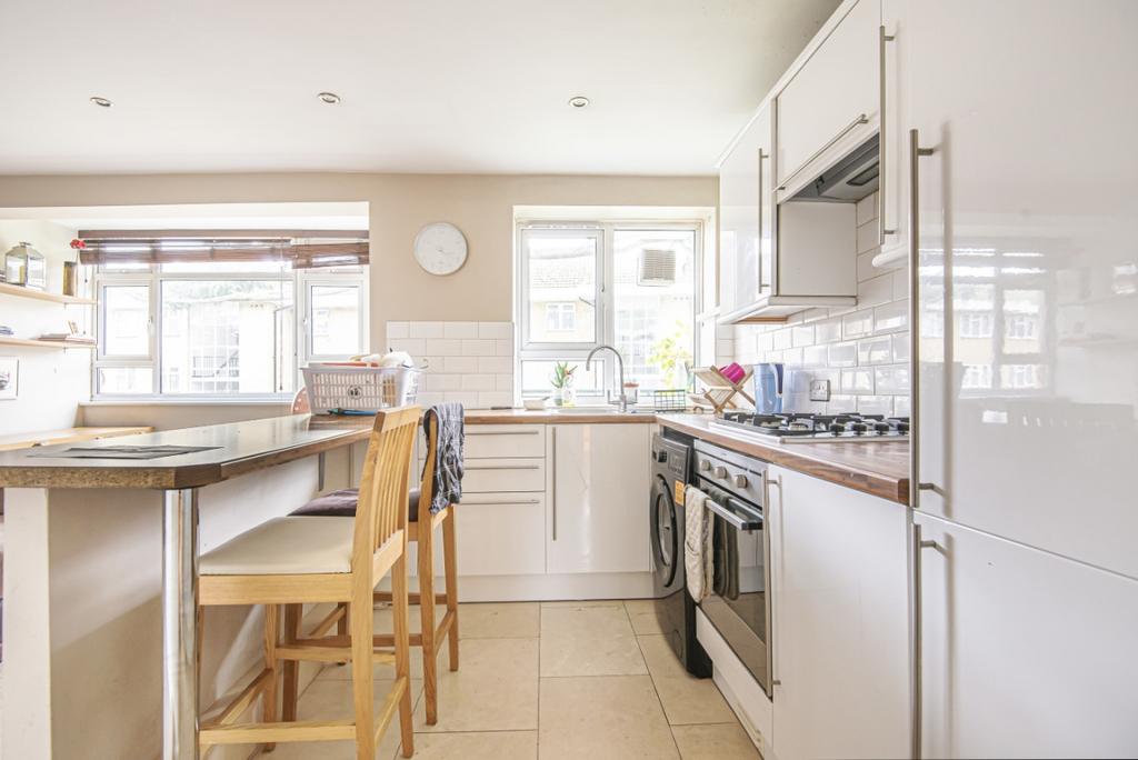 Smithwood Close London SW19 2 bed flat - £1,750 pcm (£404 pw)