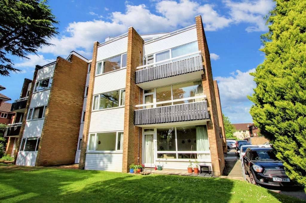 Oathall Road, Haywards Heath, RH16 2 bed flat - £220,000