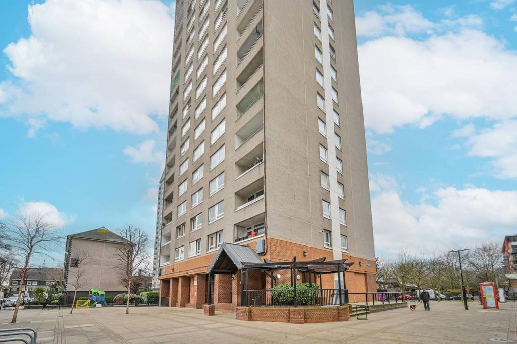 Knighthead Point, Canary Wharf, London, E14 3 bed flat for sale - £375,000