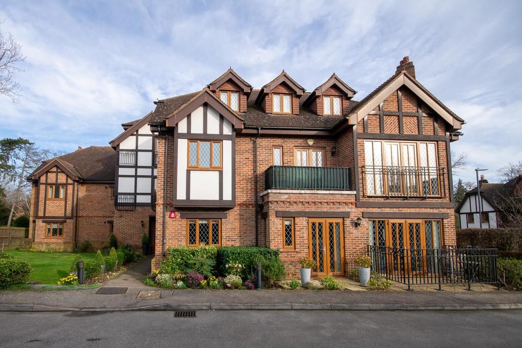 Cherry Tree Way, Stanmore HA7 2 bed ground floor flat - £775,000