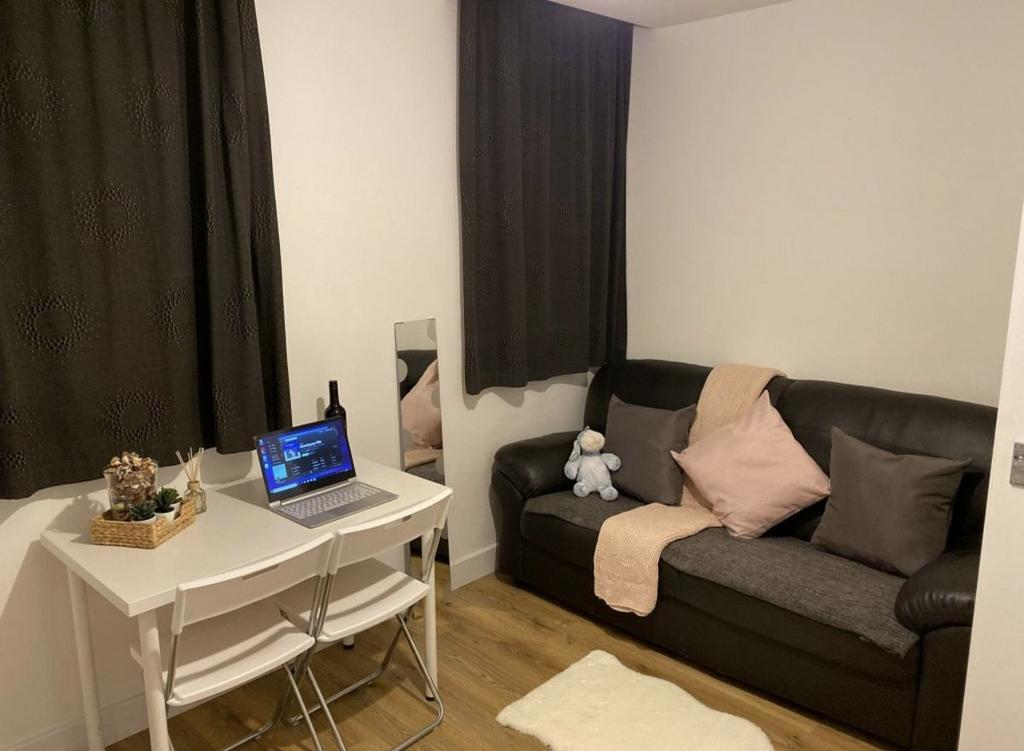 60 St. Loy's Road, London. N17 6UD Studio - £1,550 pcm (£358 pw)