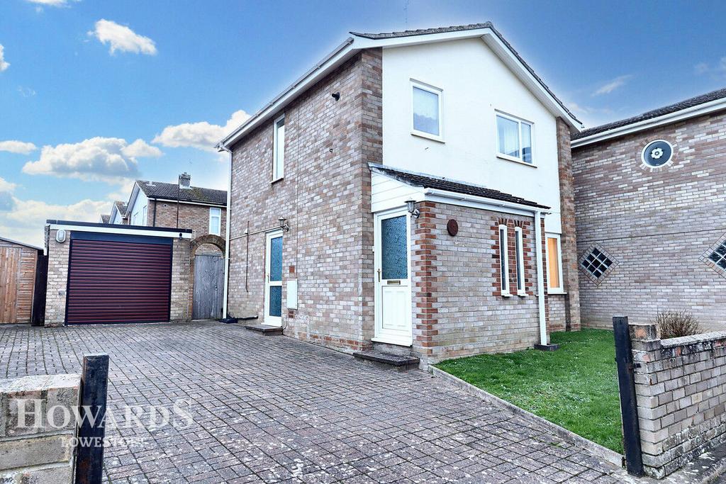 Cotswold Way, Oulton Broad 3 bed detached house - £250,000