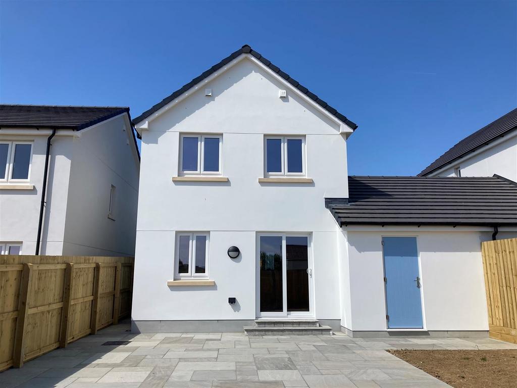 31 Fallow Road, Helston TR13 3 bed link detached house for sale - £369,500