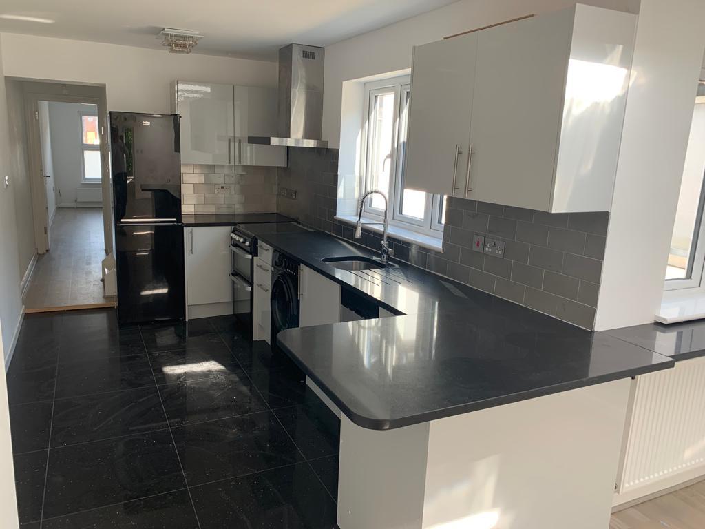 Station Lane Hornchurch RM12 6NB 3 bed apartment - £1,850 pcm (£427 pw)