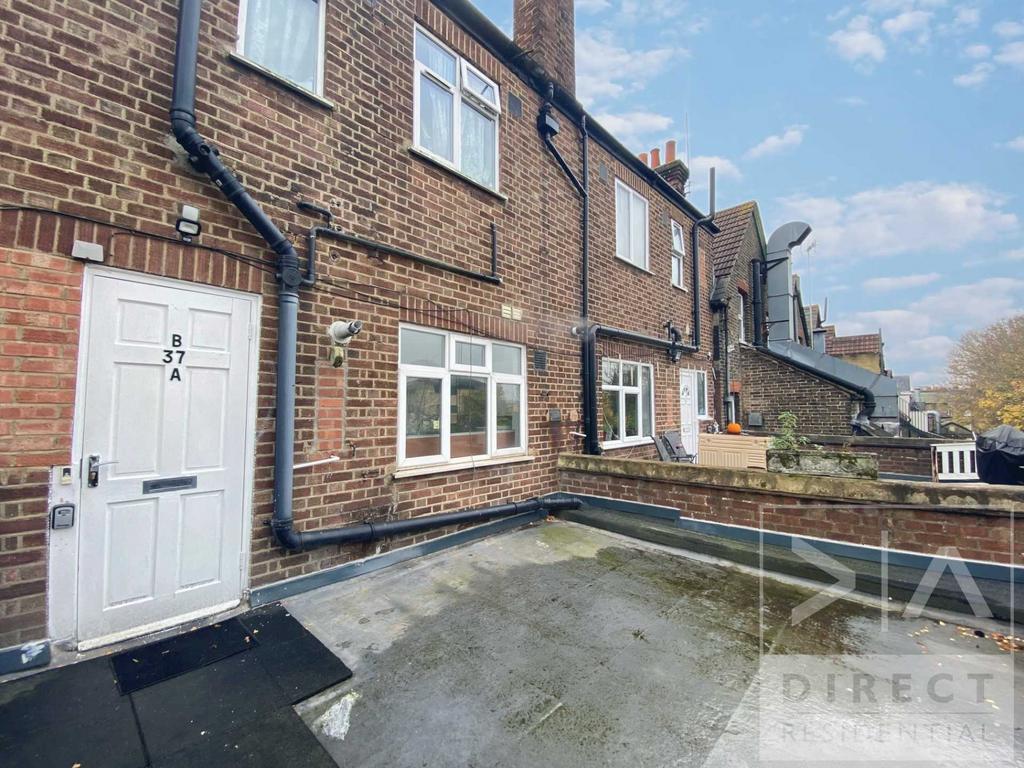 Upper High Street, Epsom KT17 1 bed apartment - £1,050 pcm (£242 pw)