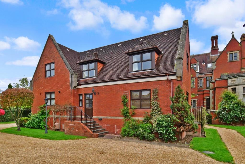 Tanbridge House Tanbridge Park RH12 2 bed end of terrace house - £1,400 ...