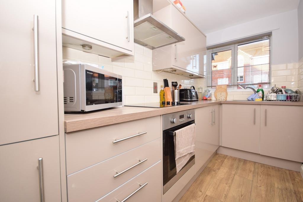 Dakin Close, Maidenbower, RH10 2 bed cluster house - £1,475 pcm (£340 pw)