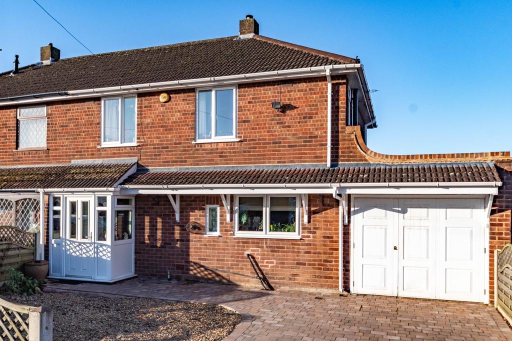 Meres Road Cradley Halesowen B63 3 Bed Semi Detached House £250 000