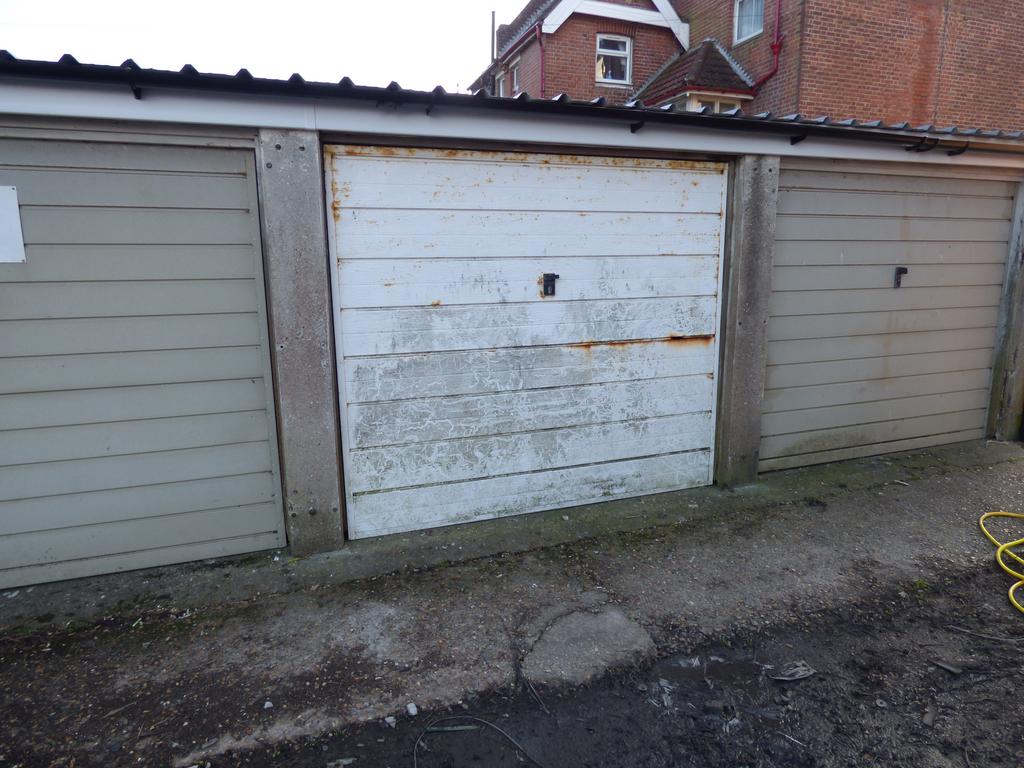 Fitzalan Road, Littlehampton, BN17 Garage - £100 pcm (£23 pw)