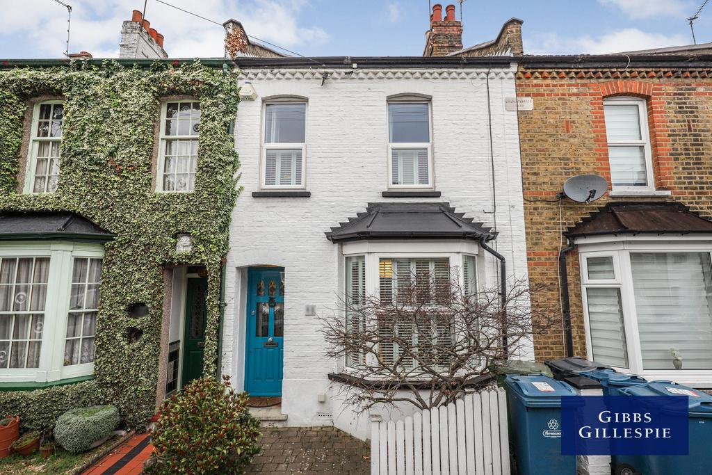 Mead Road, Edgware, HA8 2 bed terraced house - £2,250 pcm (£519 pw)