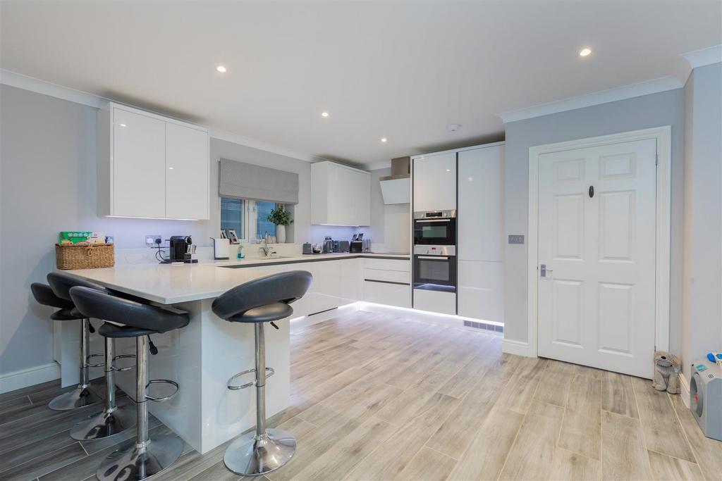 Beechfield Place Maidenhead 3 Bed Semi Detached House For Sale £550 000